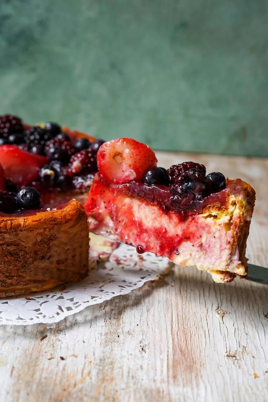 TORTA CHEESECAKE KETO CON FRUTOS ROJOS