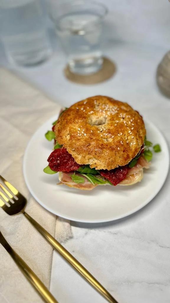 BAGEL KETO RELLENO JAMON CRUDO Y RUCULA